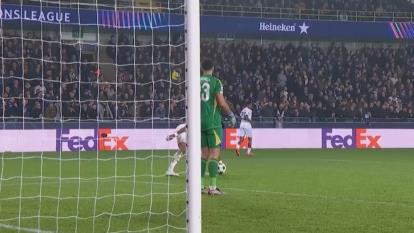 تماشای ویدیو: اشتباه عجیب مدافع و دروازه‌بان استون ویلا - اینما